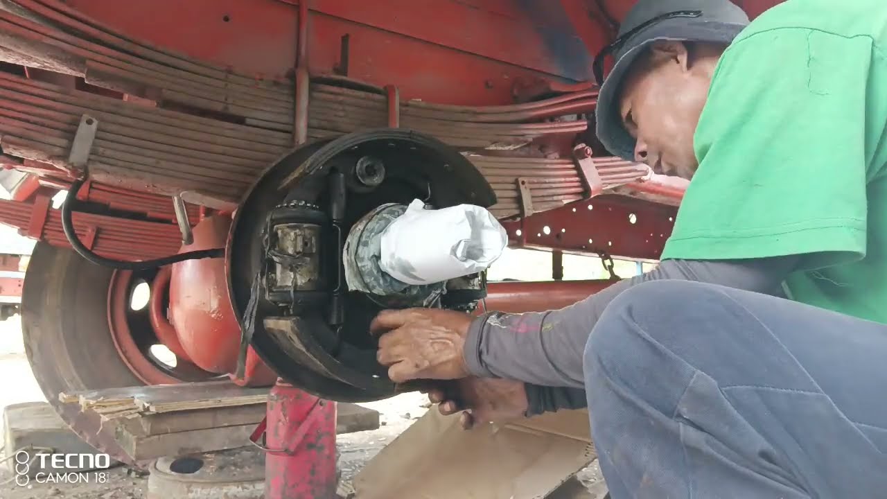 # DIY HOW TO ASSEMBLE REAR WHEEL BRAKES OF TRUCK? FUSO FIGHTER 6D15 ...