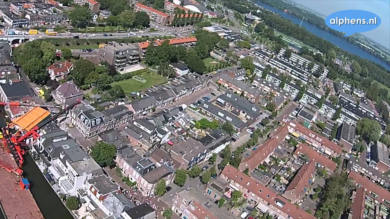 Bouwkraan Koningin Julianabrug valt op huizen / Alphens.nl - YouTube
