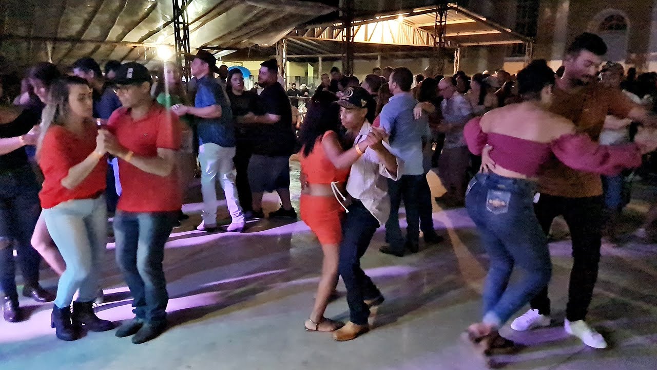 NESSE BAILE SÓ SE DANÇA AGARRADINHO - DANÇANDO FORRÓ NO BAILÃO DO LUIZ ...