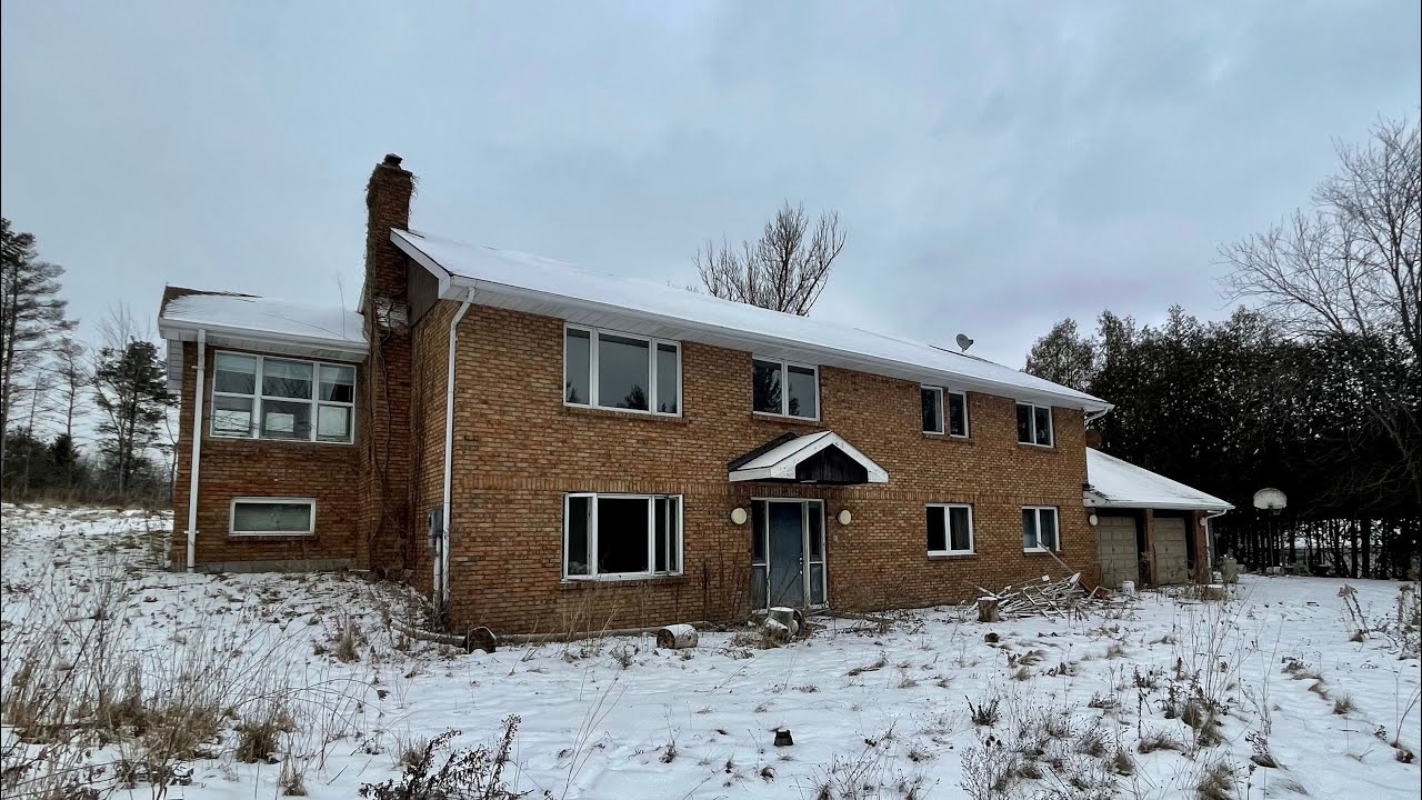 A look inside This Large Abandoned Retro 1970’s House Forgotten in The ...
