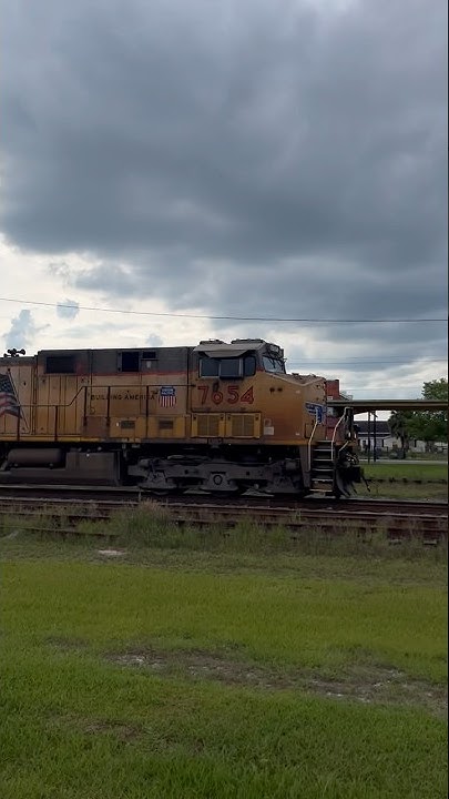 UP 7654 leads B421 through Jesup! - YouTube