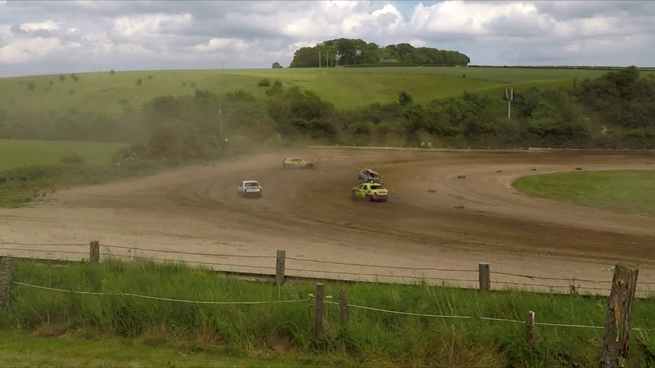 Hunmanby banger racing crash - YouTube