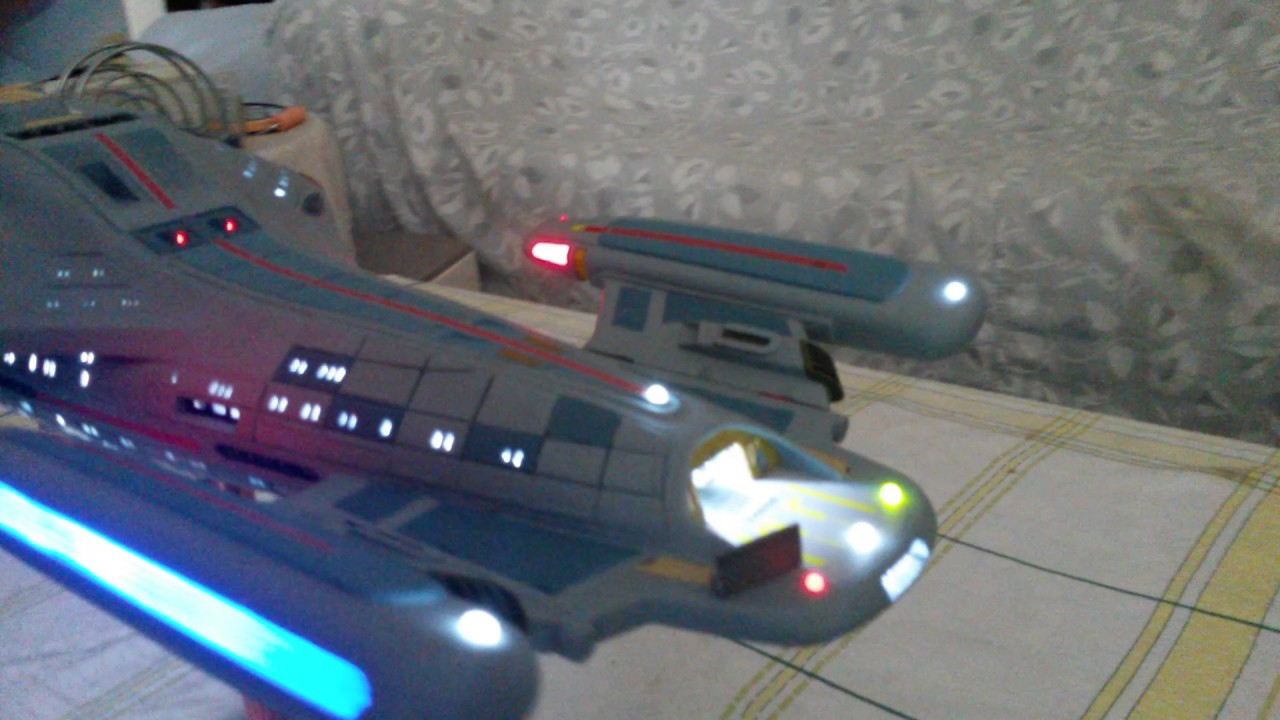 Star Trek USS Voyager Intrepid class probuild model Revell - YouTube