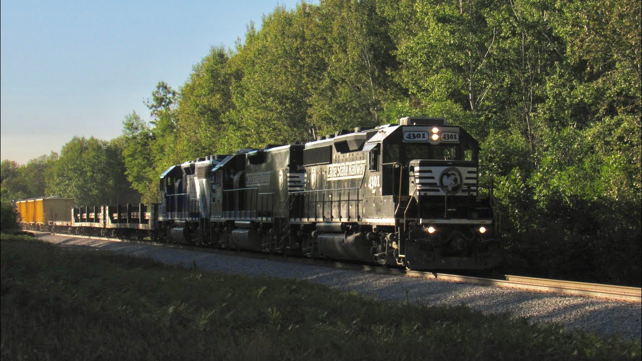 LSRC 4301, LSRC 301, and LSRC 4308 lead Train 326S southbound out of ...