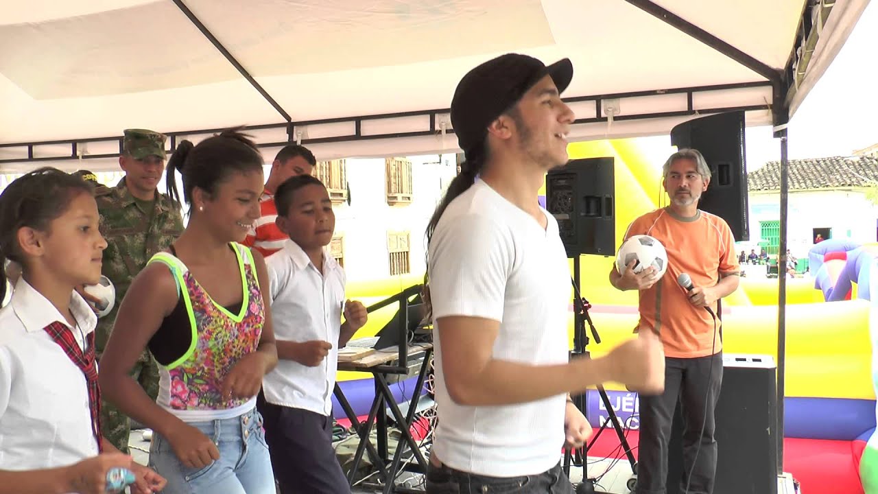 El actor Jesus Forero "chucho", Baila "Beso al Mozo" en Anori. - YouTube