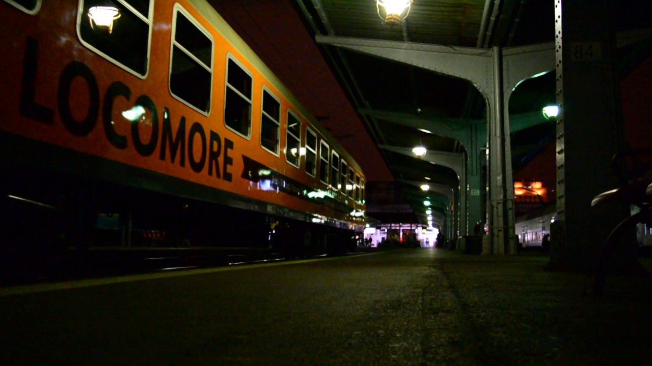 Doua vagoane Locomore in Bucuresti Nord - YouTube