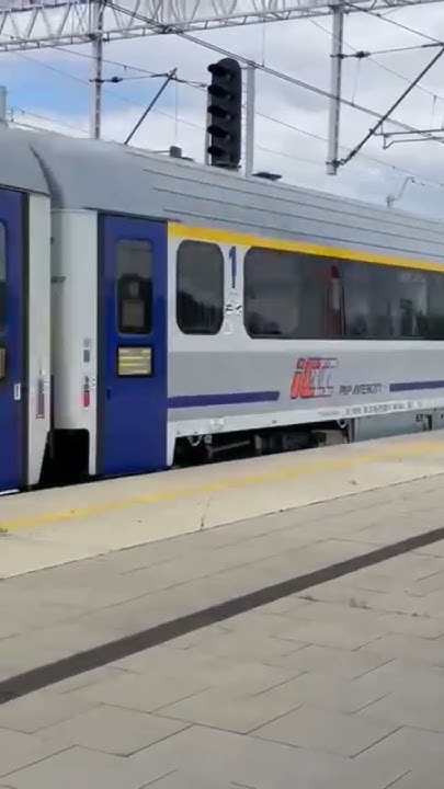 Przejazd EP09-004, ile wagonów ma ten skład? - YouTube