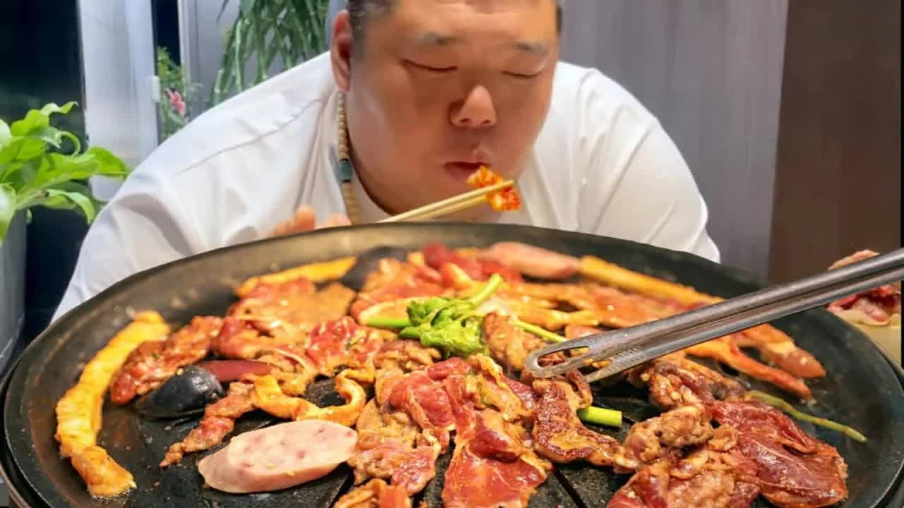 Brother Monkey made BBQ Buffet Challenge with friend！ - YouTube