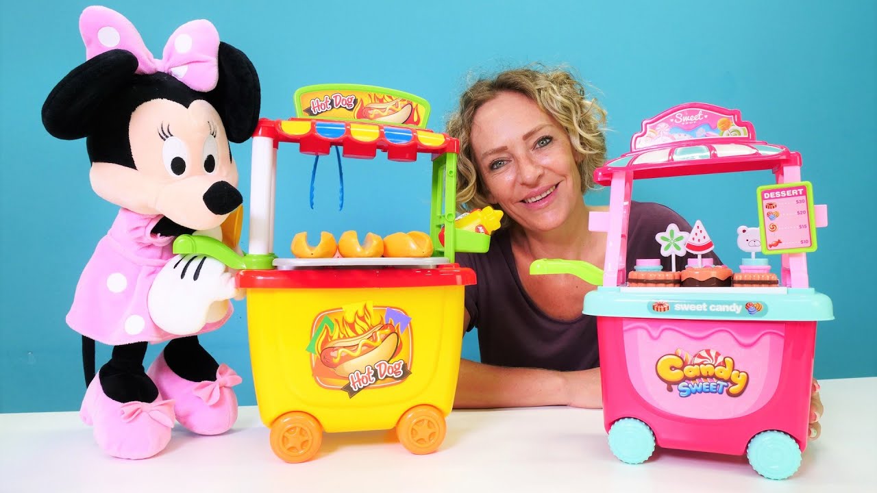 Nicole und Minnie Maus verkaufen Süßigkeiten und Hot Dogs. Spielzeug ...