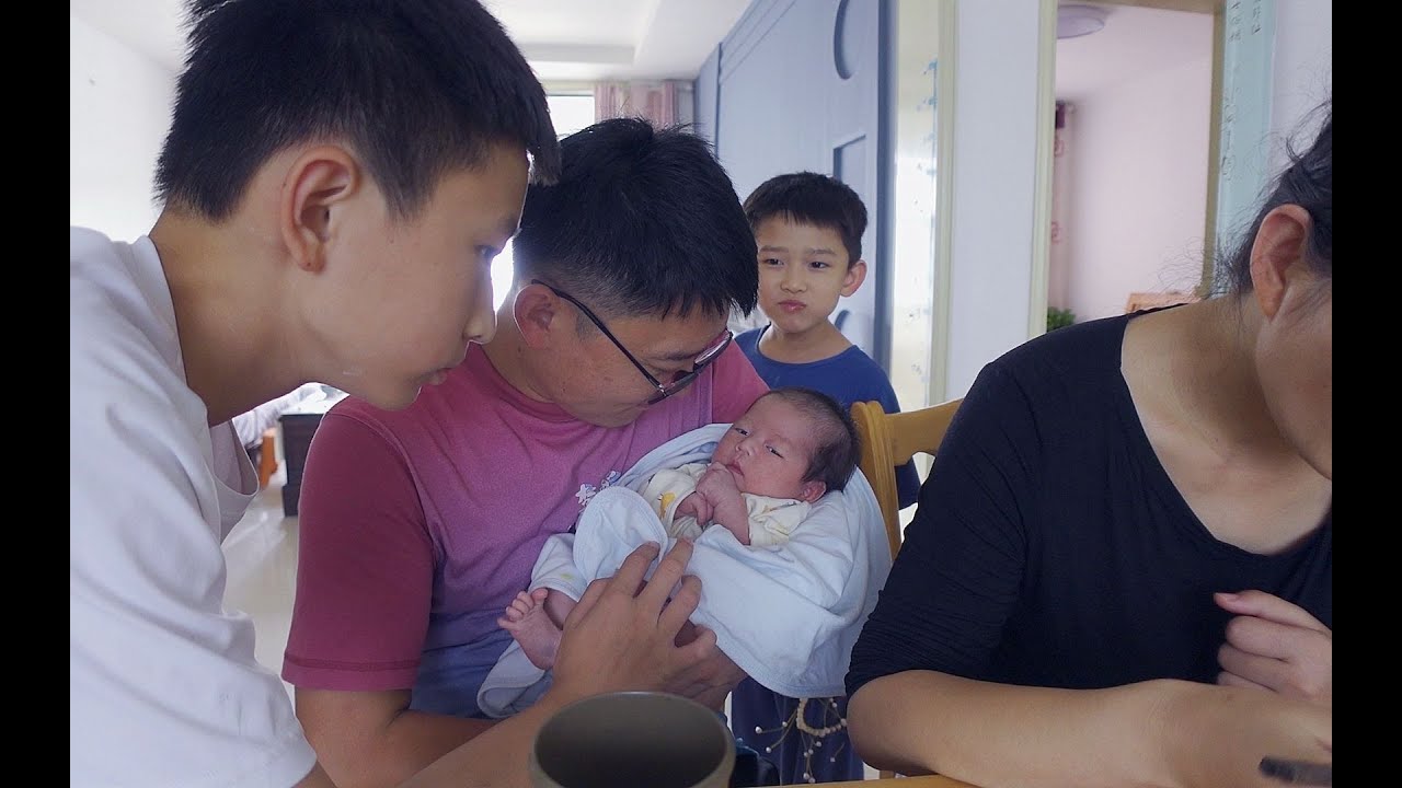 剁鲅鱼买大虾，老妈包鲅鱼陷和虾仁陷水饺，吃海鲜水饺喝啤酒真爽 - YouTube