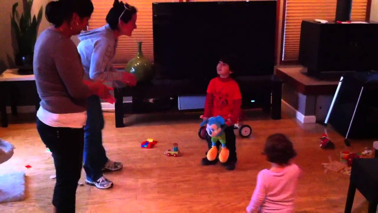 Cousins dancing - YouTube