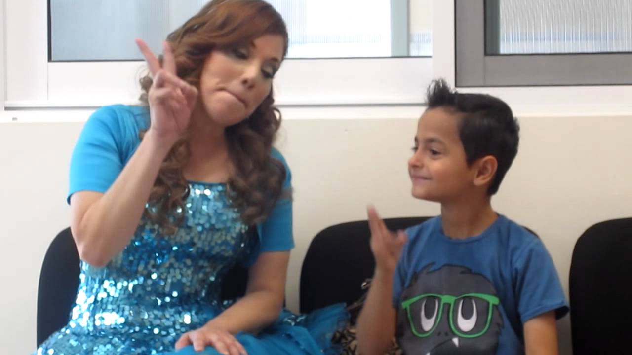 MUÑEQUITA ELIZABETH CANTA A PATO MARROQUIN - YouTube