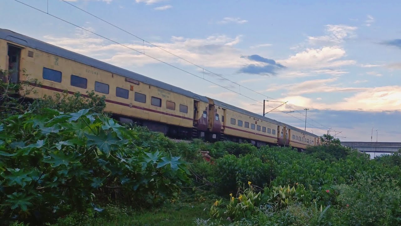 [4K] 12327 Howrah Dehradun Upasana Express - 22531 Hwh Wap4 | Indian ...