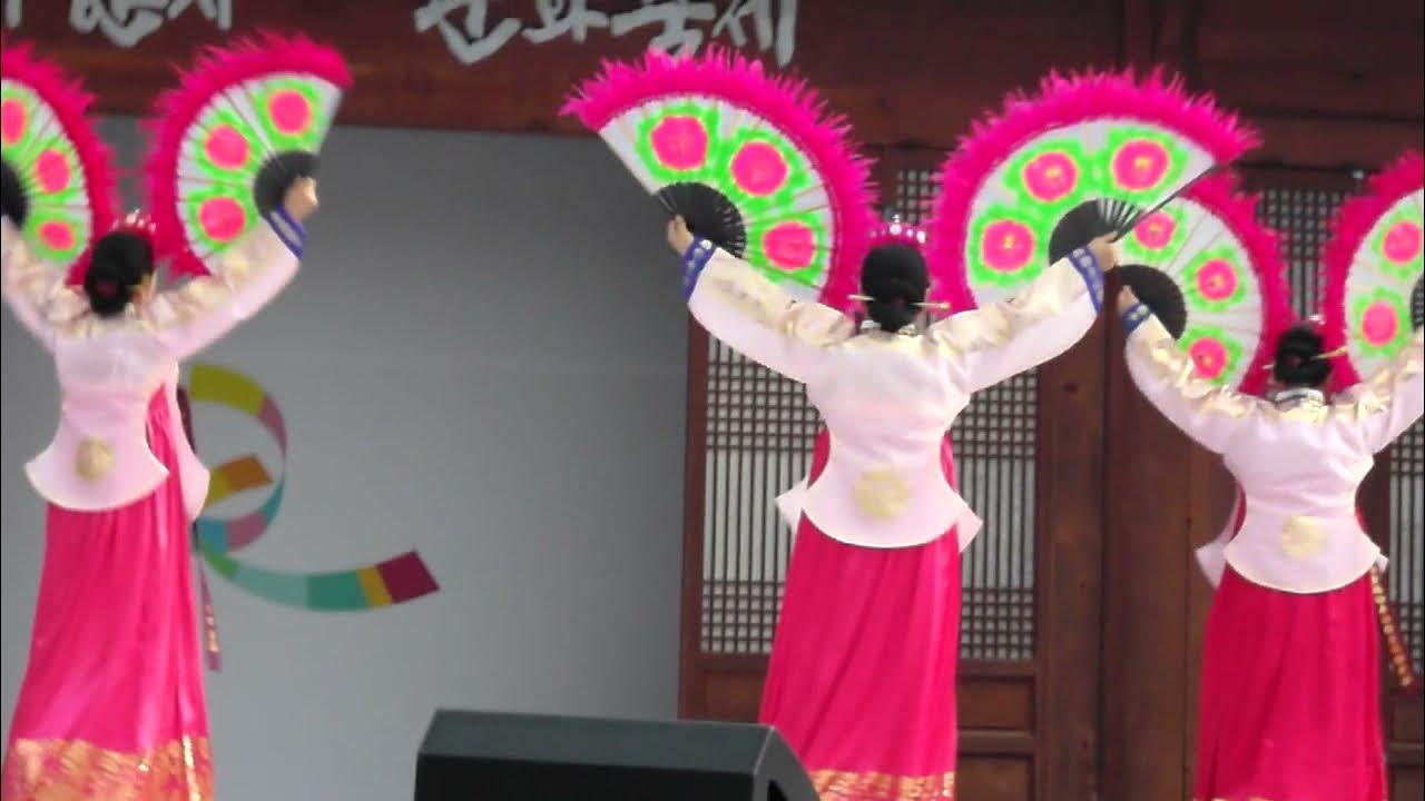 예쁜 아가씨들이 추는 화려한 부채춤 Jeonju Hanok Village. Jeonju city. KOREA - YouTube