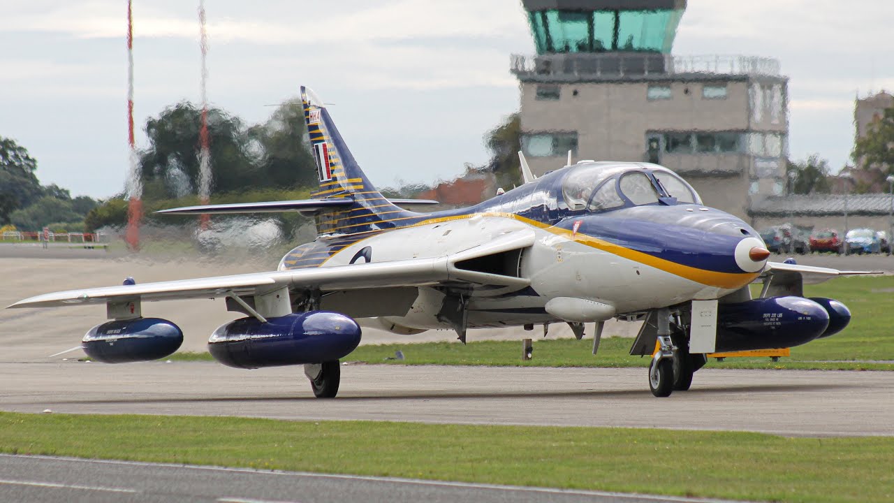 Hawker Hunter (XE688) taxi to 26 at RNAS Yeovilton - YouTube