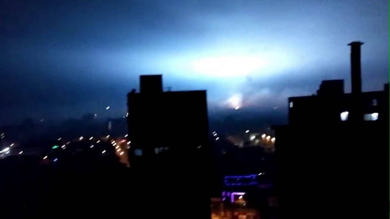 Extraña luz ilumina la noche de navidad en el cielo de Lima 25/12/14 ...