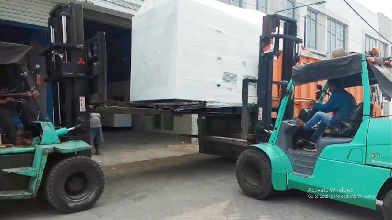 Proses Pengangkatan Genset Dengan Menggunakan 2 Forklift - YouTube