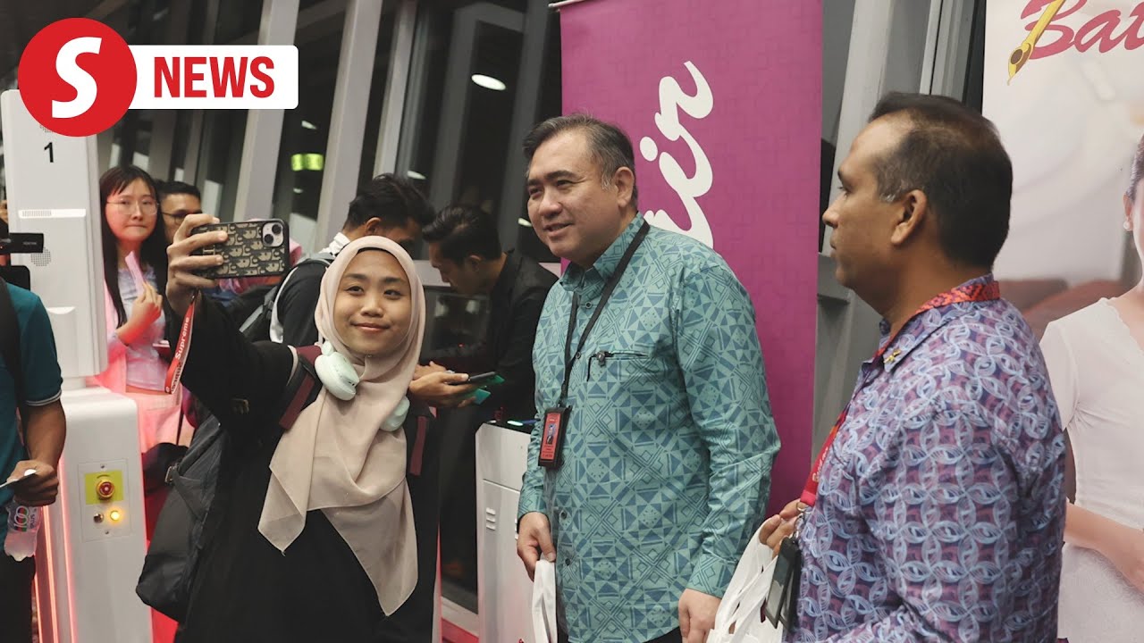 Loke sends off fixed-fare hari raya flights to Sabah and Sarawak - YouTube