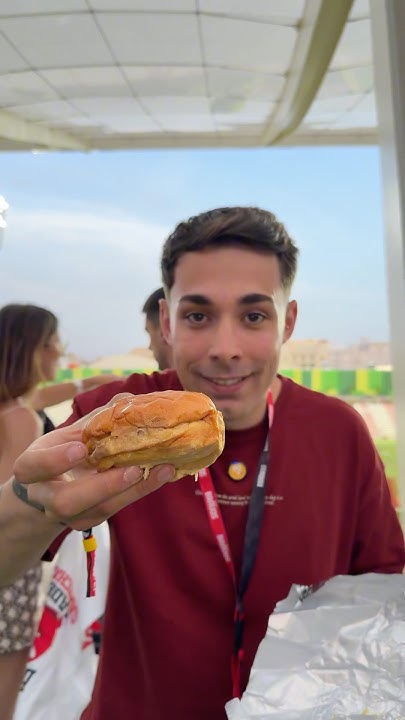 Comiendo mientras veo los @Madrid Bravos 🏈🍔#comida #hamburguesa #madrid ...