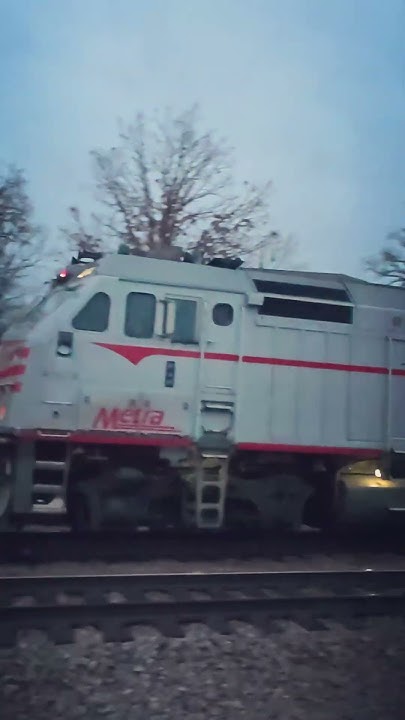 METX 211 Metra's Burlington Route Heritage Unit Pulling a Commuter Train on the Original CB&Q ...