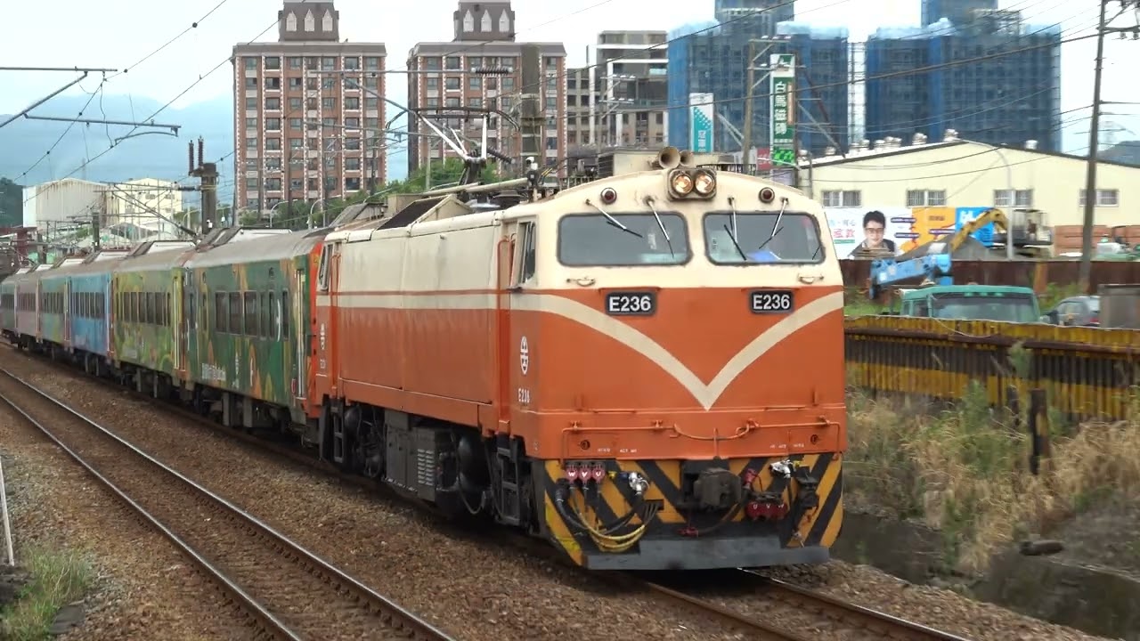 08/19/2022 台鐵 5842A次 郵輪式列車回送 本務E236電力機車 鳳鳴通過 / TRA GE E42Cs leading ...