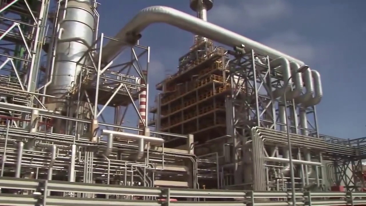 Wie funktioniert eine Erdöl-Raffinerie? - YouTube