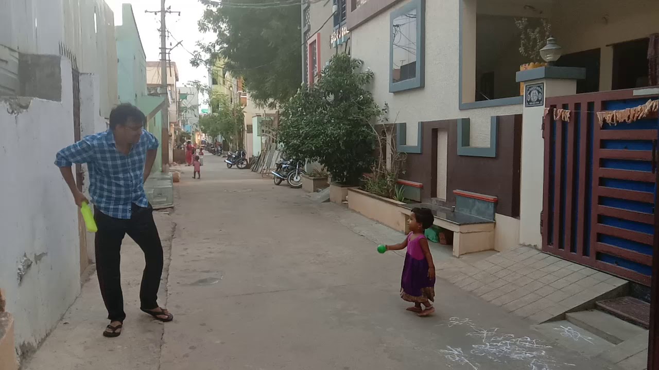 Indian galli cricket by small children - YouTube