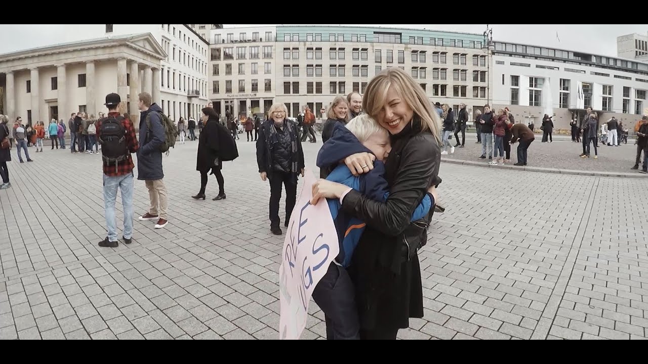 Free Hugs Campaign Berlin - YouTube