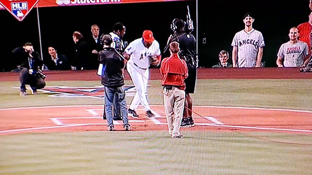 Don Baylor breaks bone on 1st pitch from Vlad - YouTube