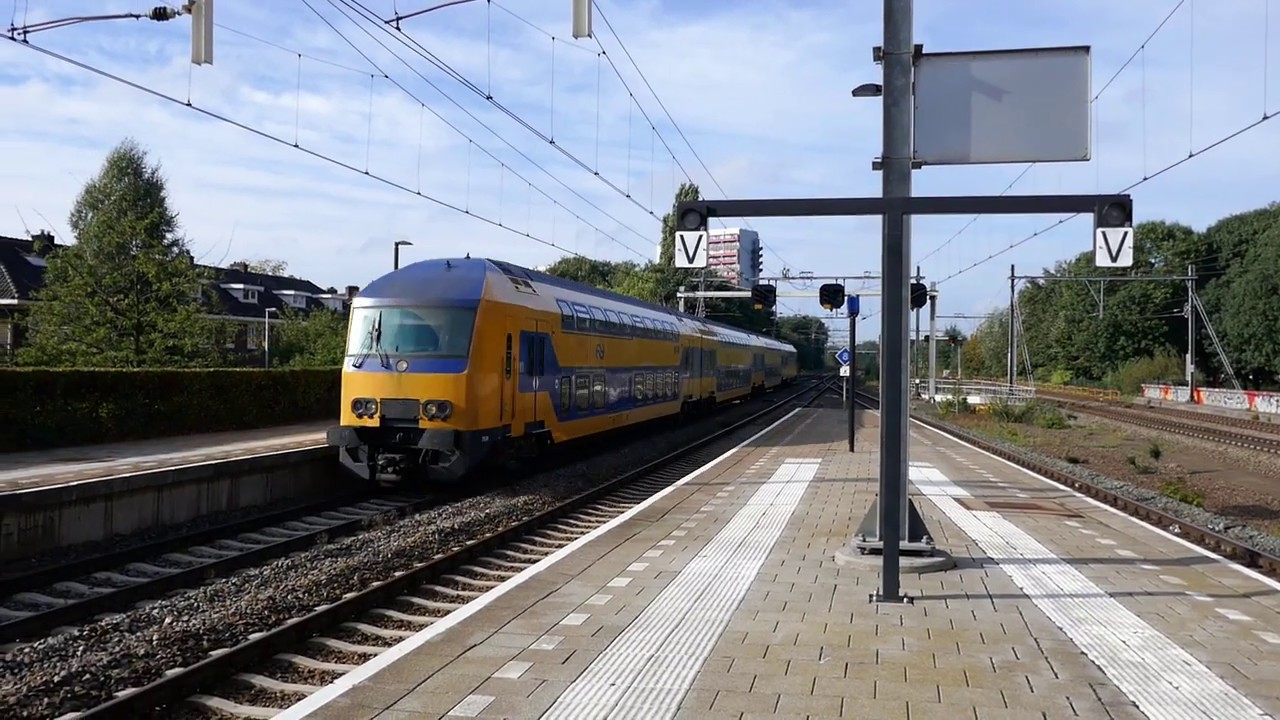 3 Verschillende treinen tegelijk op station Utrecht Overvecht - 5 ...