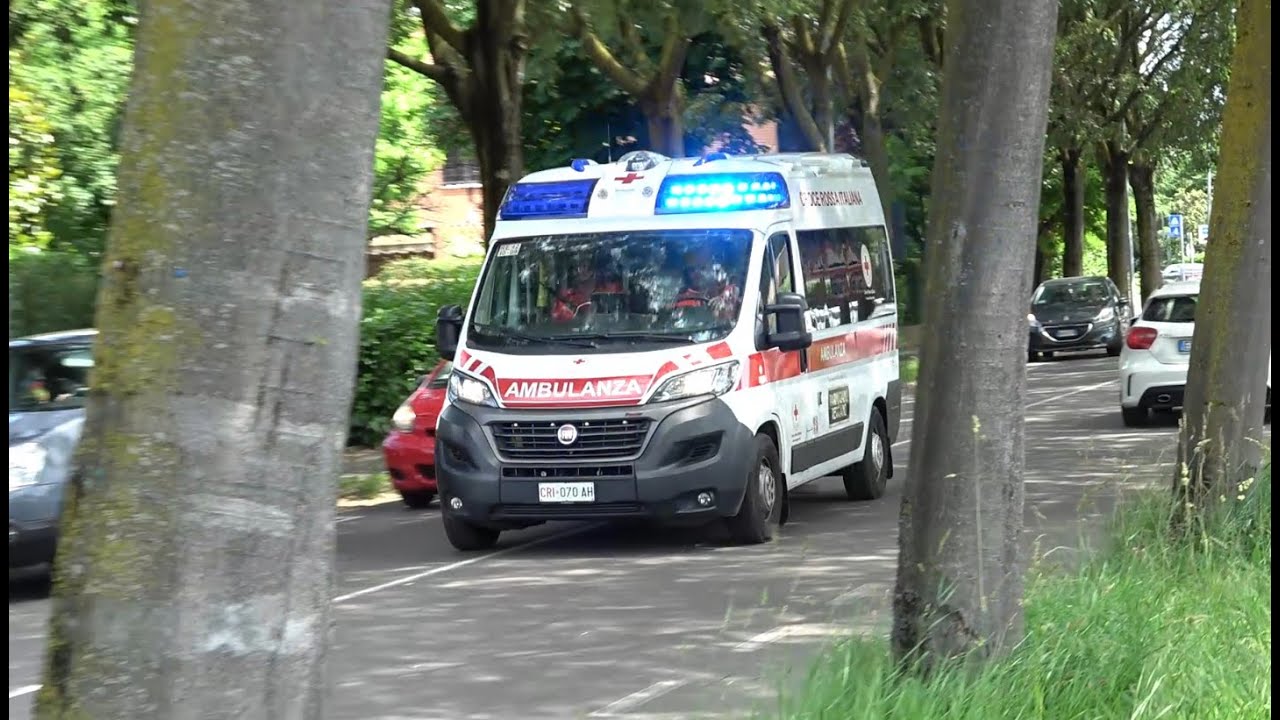 PASSAGGIO AMBULANZA CROCE ROSSA ITALIANA REGGIO EMILIA IN SIRENA - YouTube