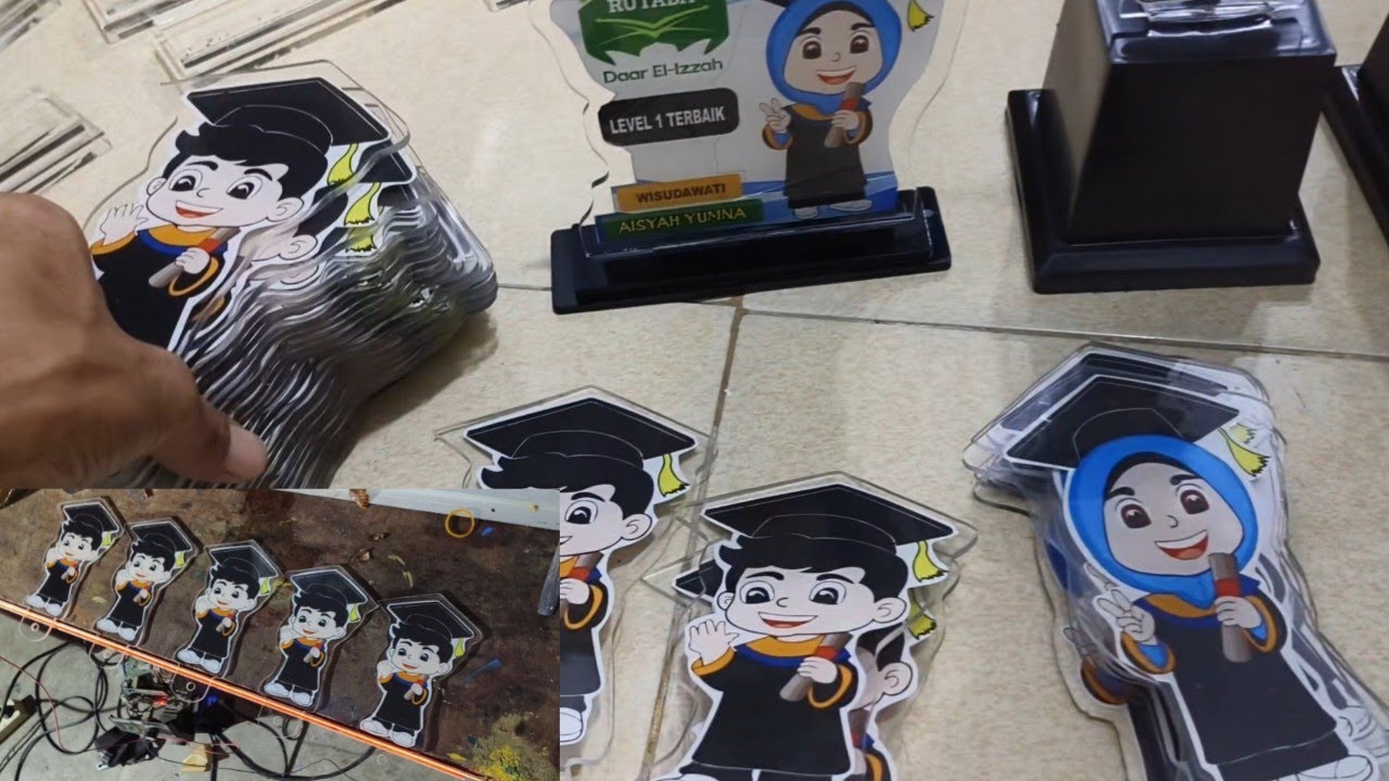 Plakat wisuda karakter akrilik/ vandel wisuda - YouTube