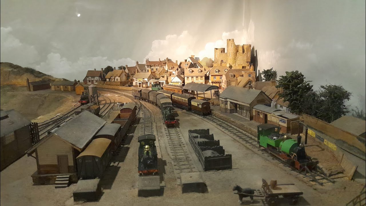 The Madder Valley Railway in operation at the Pendon Museum. - YouTube