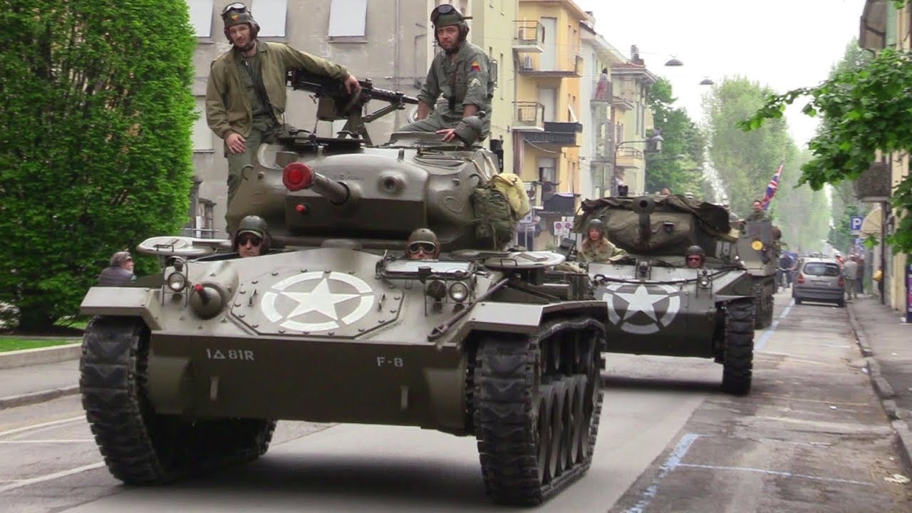 WW2 Historic tank parade - M24 CHaffee, M18 Hellcat & Sexton engine ...