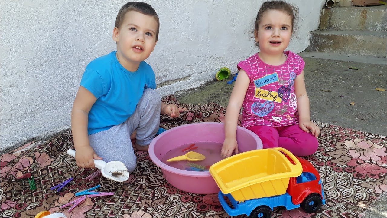 Ela ve demir oyuncak bebeklerini yıkadılar😍kağıttan gemi yüzdürdüler ...