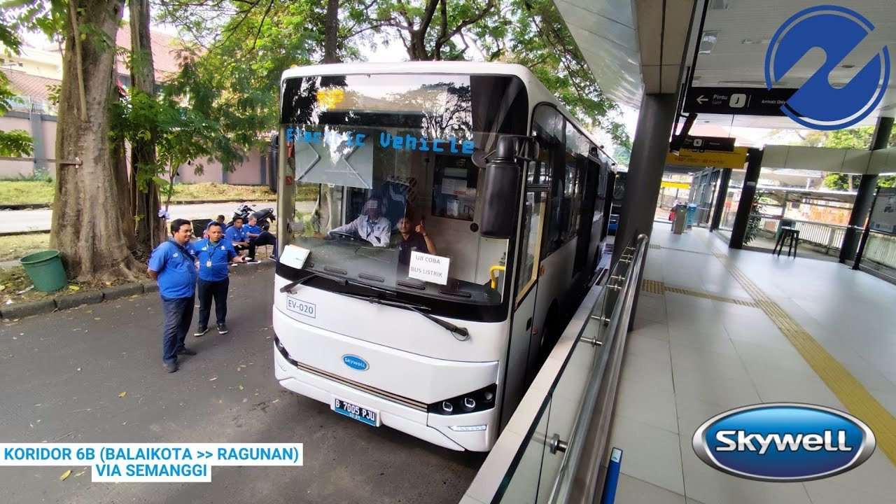 AKHIRNYA SAYA NAIK BUS LISTRIK BRT LAGI‼️🔋 Trip with TransJakarta ...