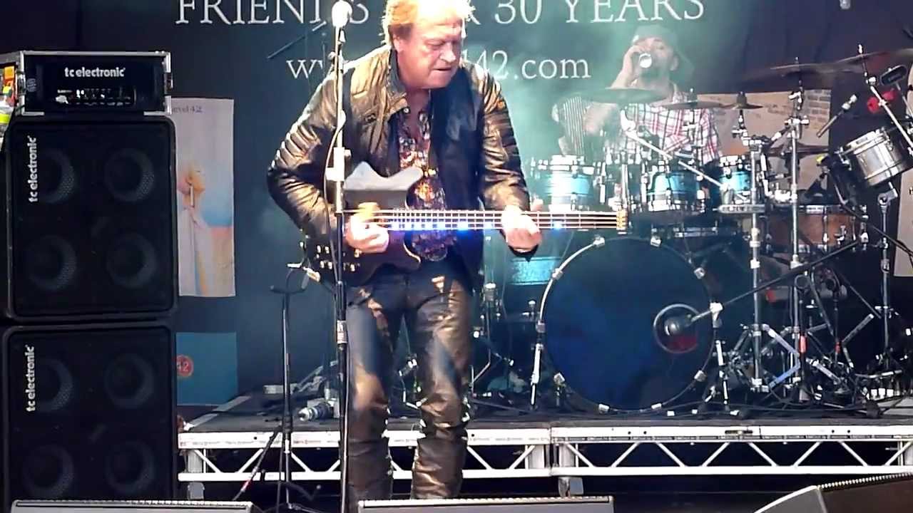 Mark King Greatest Ever Bass Solo intro to "Love Games" Garden Party ...
