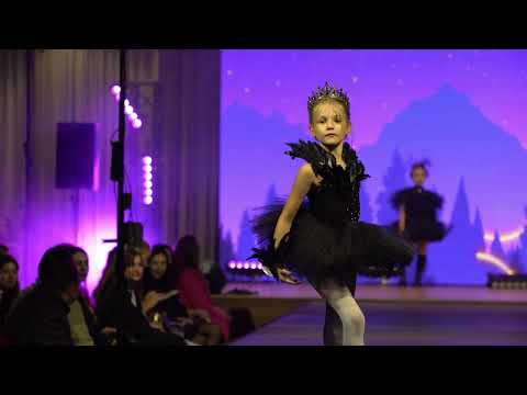 Polina Melnychuk — Runway || \