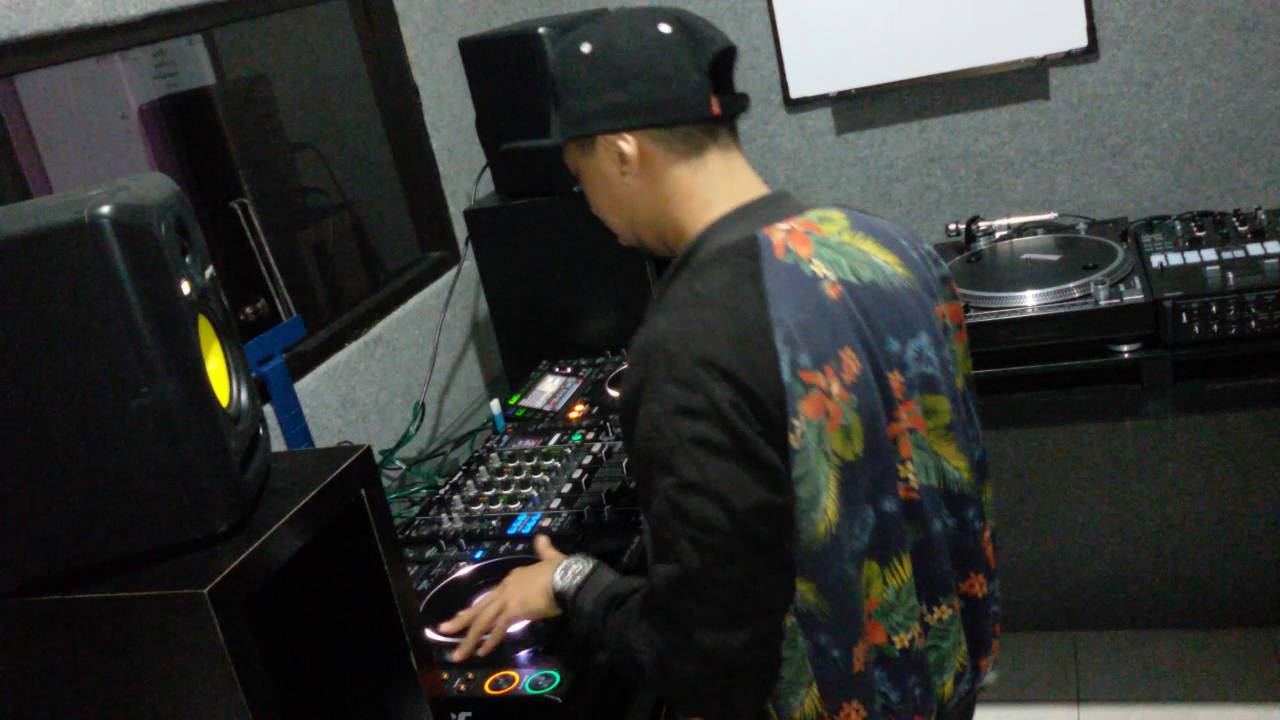 fayeSman DJs Surabaya (DJ Marion Davies & DJ Faye Alfaye) - YouTube