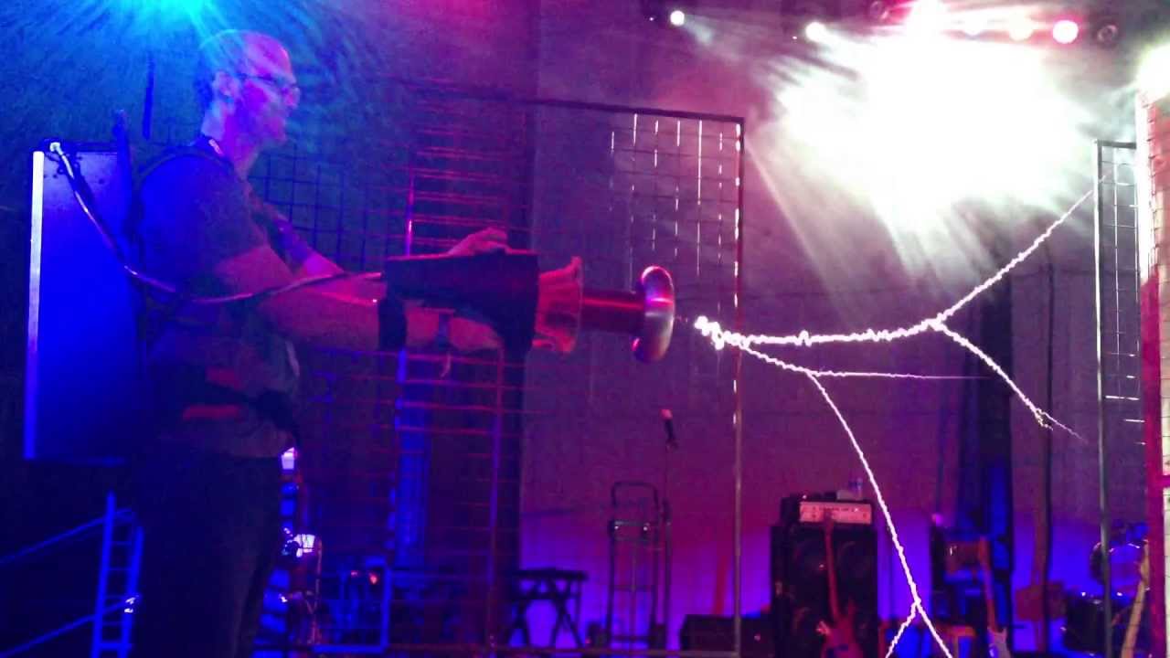 ArcAttack's Steve Ward Demos the Handheld Tesla Coil - YouTube