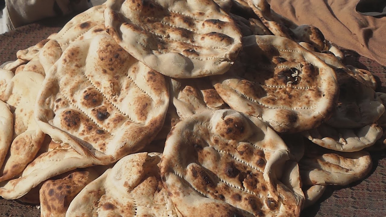 Making Naan Roti In Tandoor || Pakistani Indian Garlic Bread - YouTube