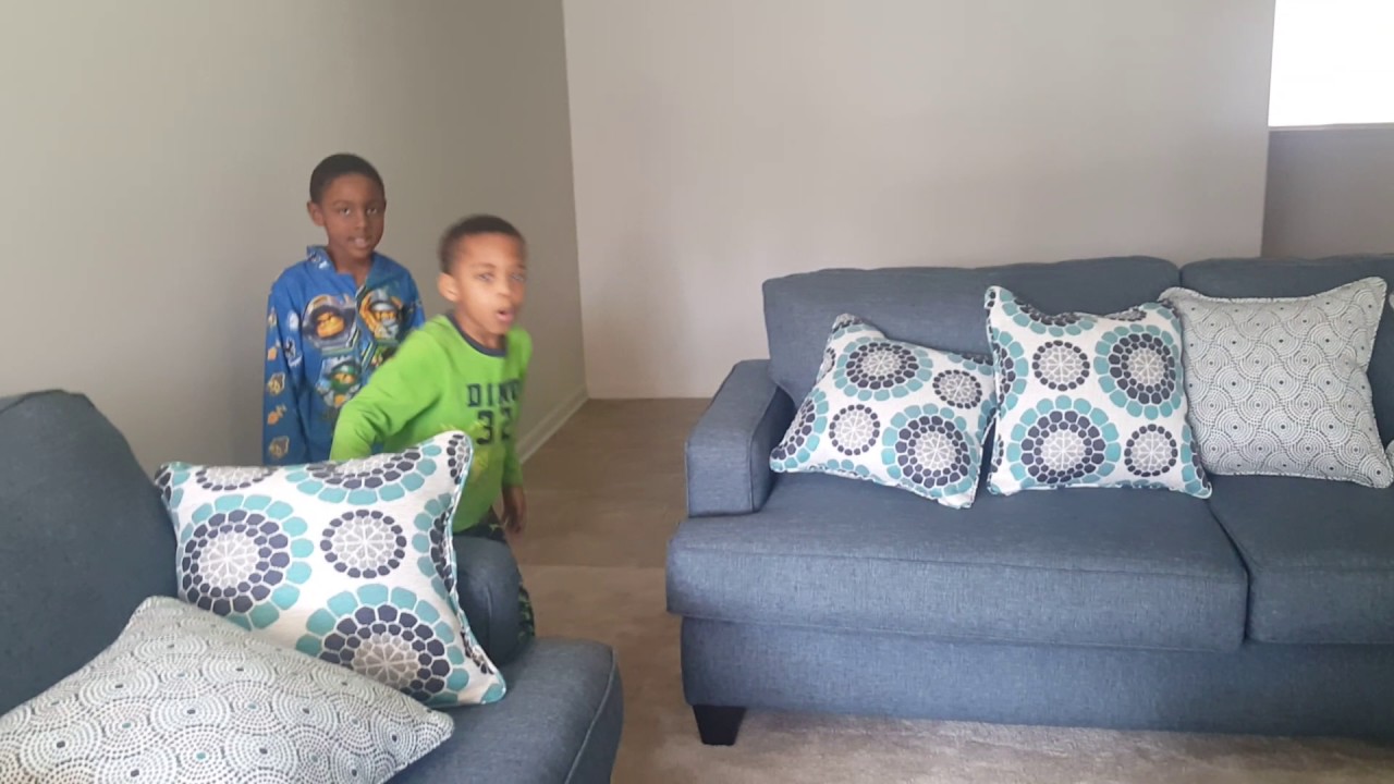 CRAZY KIDS RUNNING AROUND!!! - YouTube