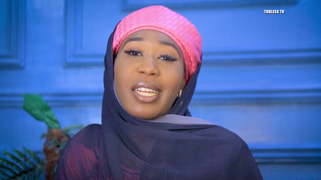 Kukasance da Khadija Mahmoud Musa (Smart Makeup) Daya daga cikin ...