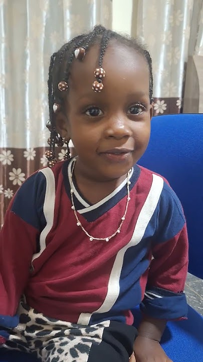 La fille du fondateur du centre formation, Globe Tech Services avec son ordinateur. vos ...