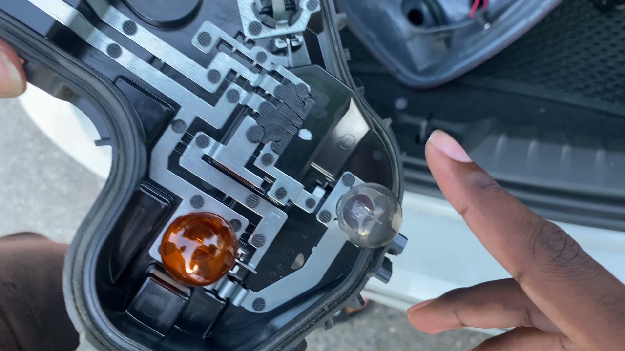 REPLACING A REVERSE LIGHT BULB IN A BMW 1 SERIES - YouTube