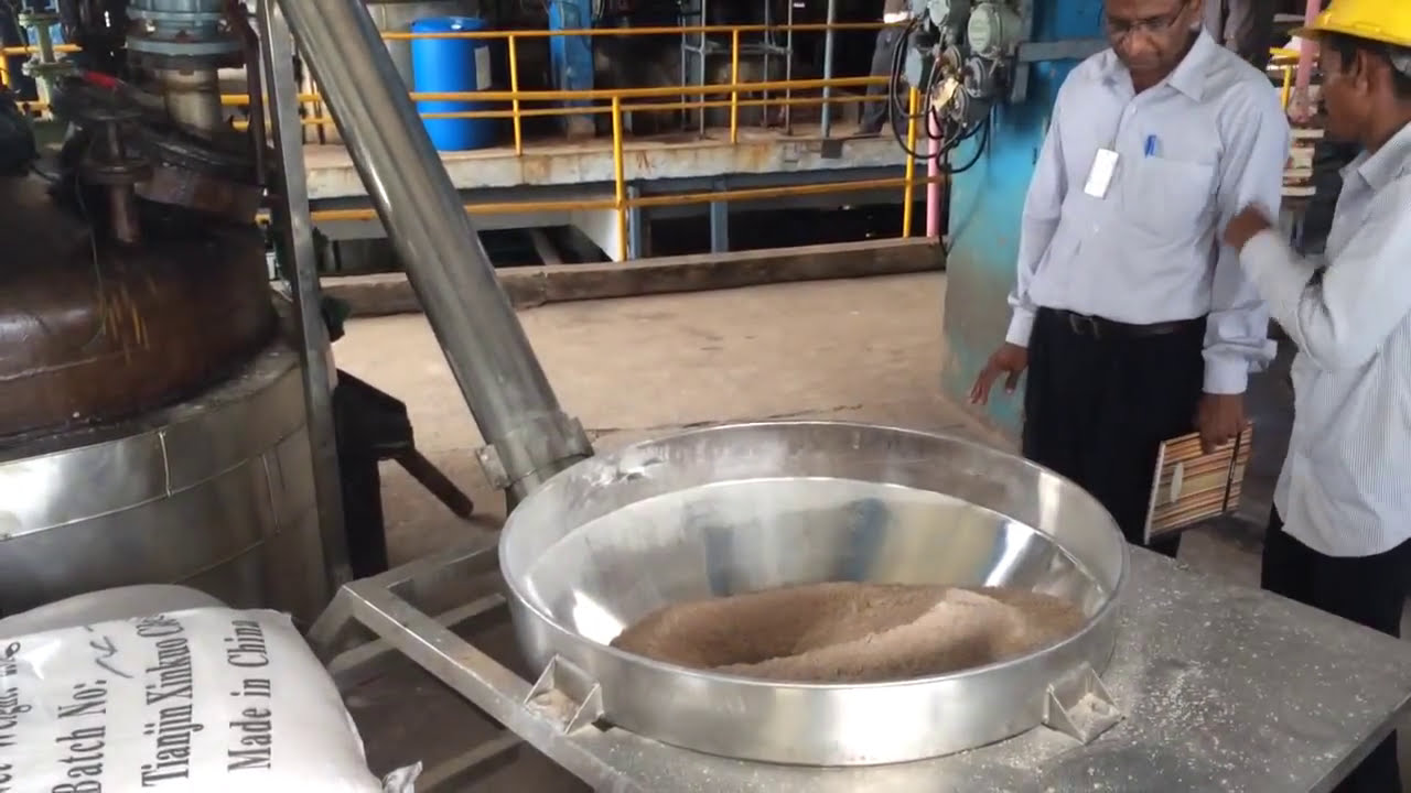 Screw conveyor for reactor charging - YouTube