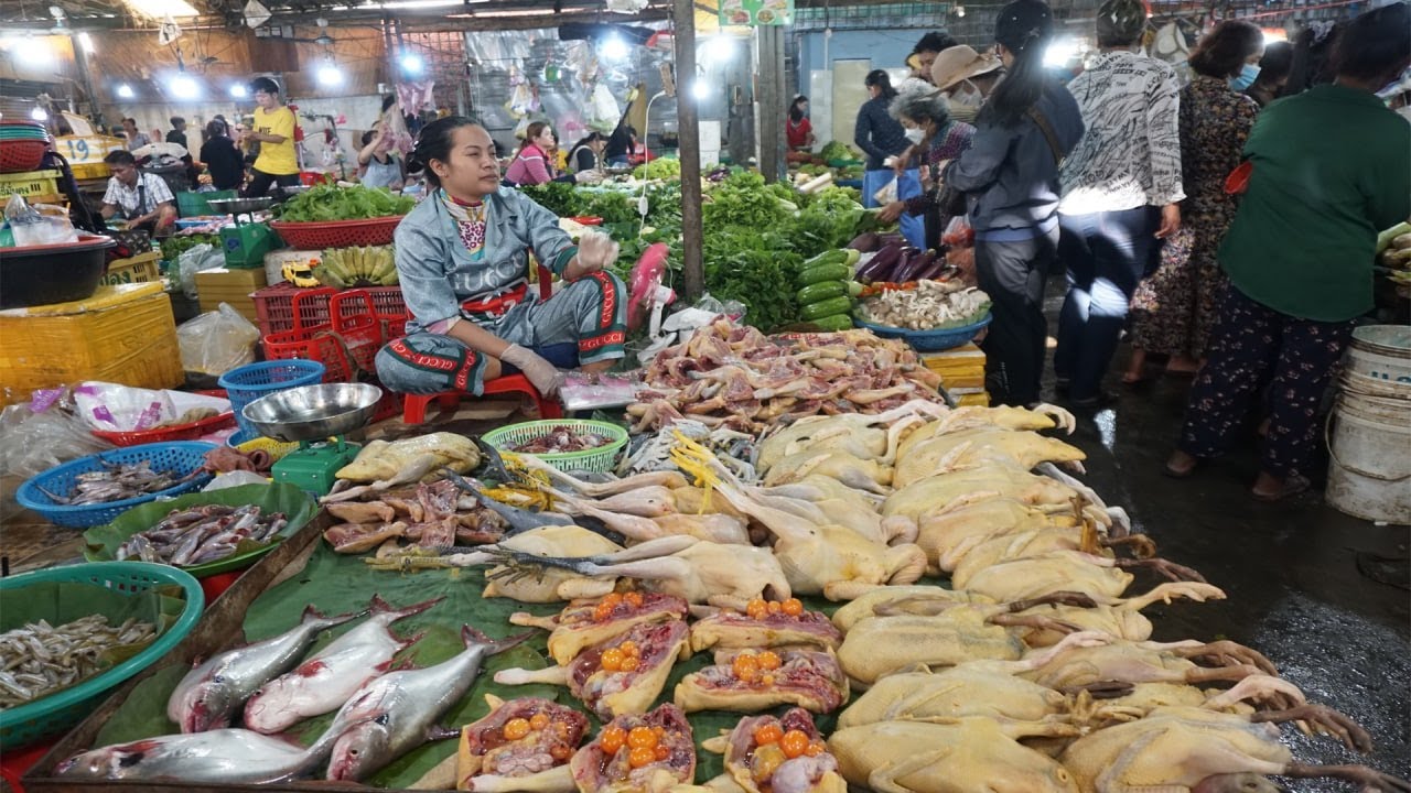 Phsa Tumnob Market Scene - Morning Daily Life Style of Vendors Selling ...