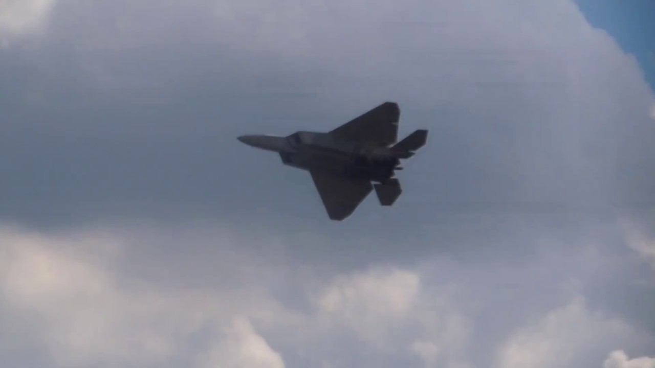 F-22 Does A Sharp Turn During A High Speed Pass! (Andrews Airshow 2017 ...