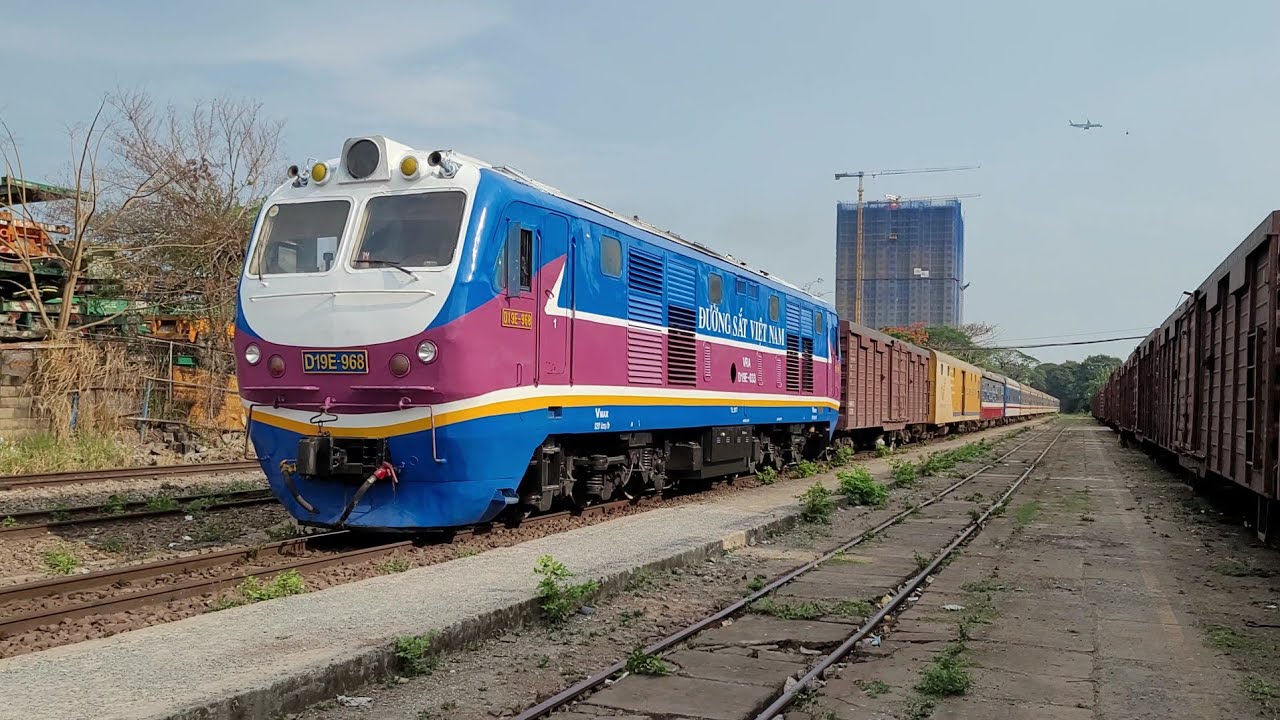 NHỮNG ĐẦU MÁY D19E RA CẤP MỚI TINH KÉO TÀU KHÁCH | D19E-968 SE6 & D19E ...