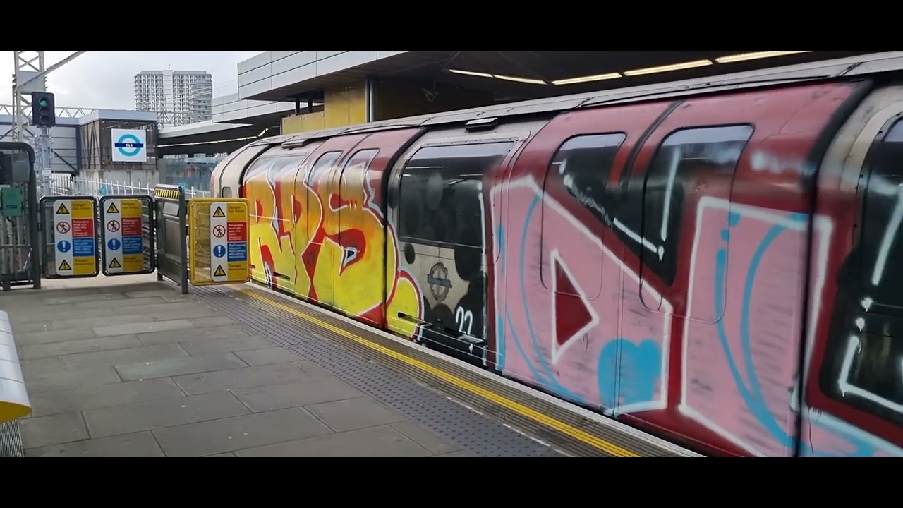 Graffiti-covered tube train Stratford 21.12.2022 - YouTube